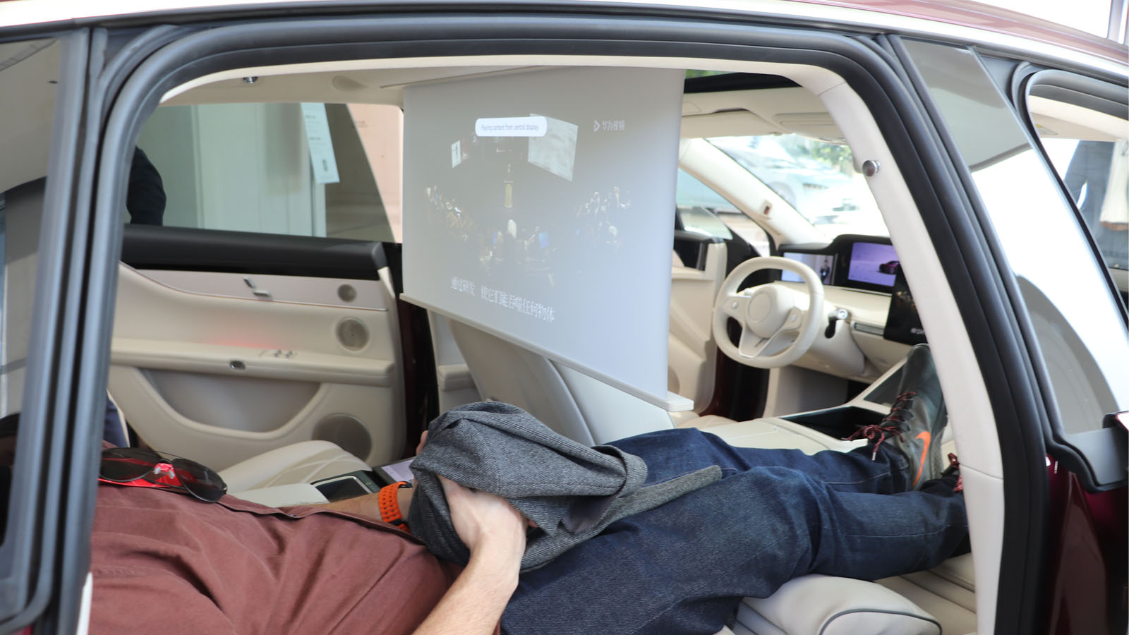 The car as Office: Mercedes integrates Teams, Intune and Copilot ...